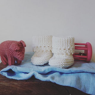 Ravelry: B25-4 Lullaby Booties pattern by DROPS design