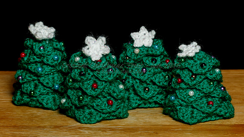 Ravelry: Crocodile Stitch Mini Christmas Tree pattern by Laura Eccleston